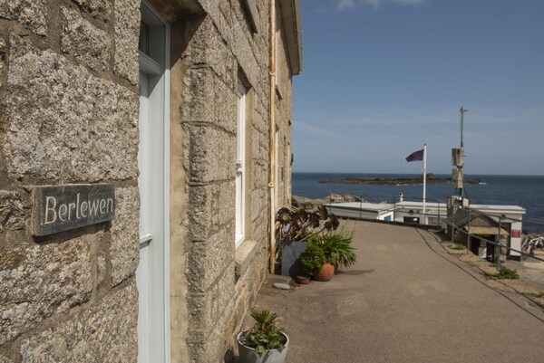 Berlewen  -  A Cottage That Sleeps 6 Guests  In 3 Bedrooms - Newlyn