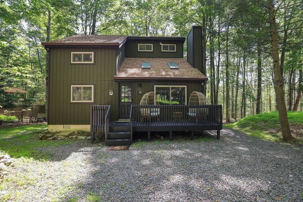 3-bedroom Cabin With Hot Tub, Community Pool & Lake In Soothing Pocono Lake - Arrowhead Lake, PA