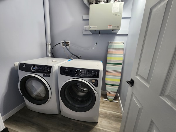 Cozy Basement Suite - White City