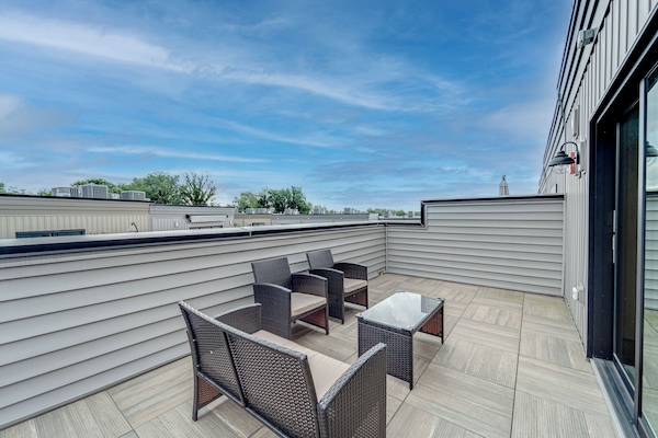 Modern Luxe 4br Townhome W/ Rooftop Terrace And 2 Car Garage, Minutes To Metro. - Washington, DC