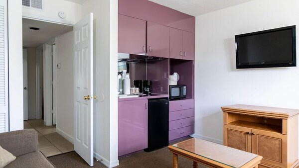 Spectacular Disney Retreat: Two Suites With Kitchen. Onsite Pool, Parking - Orlando