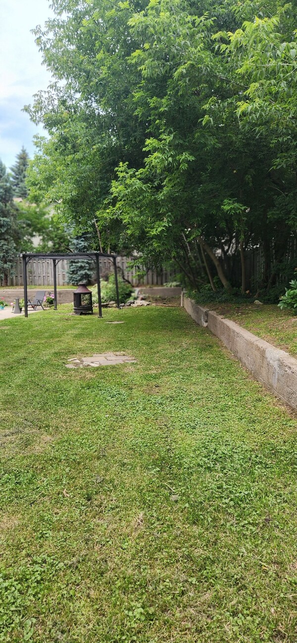 Secret Oasis Hidden In Brockville's City Centre-inground Pool And Hot Tub - Brockville