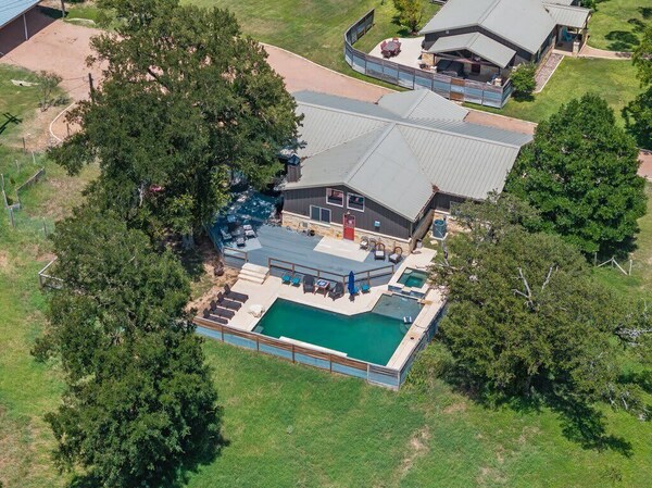 2 Home Getaway-pool-hot Tub-pickleball Court - Fredericksburg, TX