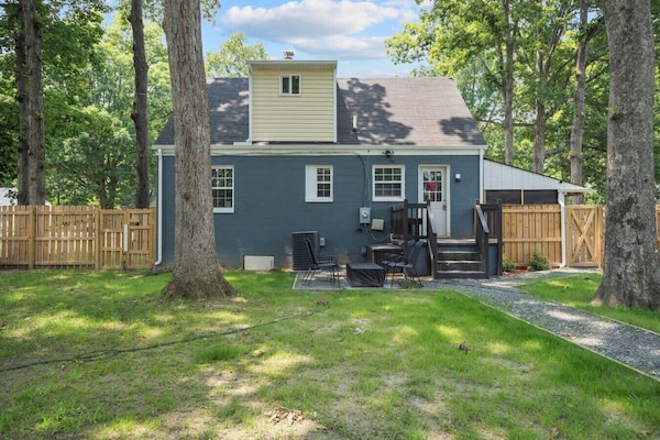 Family Fun: 2 Story Oasis & Pup Retreat Near Rva - 里士滿