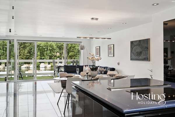 The Boathouse - Unique Riverside Living In Henley - Reading