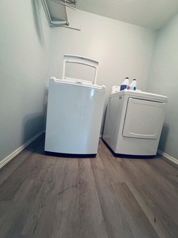 Luxury 3br Home Near Iu & Downtown-  Deck, Dishwasher & Inunit Laundry - 블루밍턴