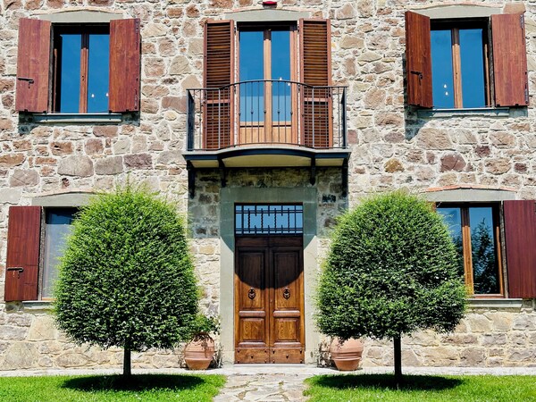 Charming Historic Villa Surrounded By 5 Hectares Of Private Property - Ombrie