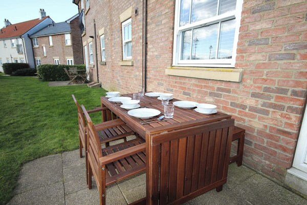 Dog & Family Friendly Ground Floor Apartment, 10 Mins Walk To Beach - Bridlington