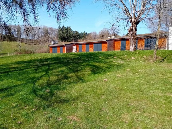 Maison De Vacances 'Joli Gîte Rouge Au Bord Du Lac' Avec Terrasse Commune, Jardin Commun Et Wi-fi - Thiers