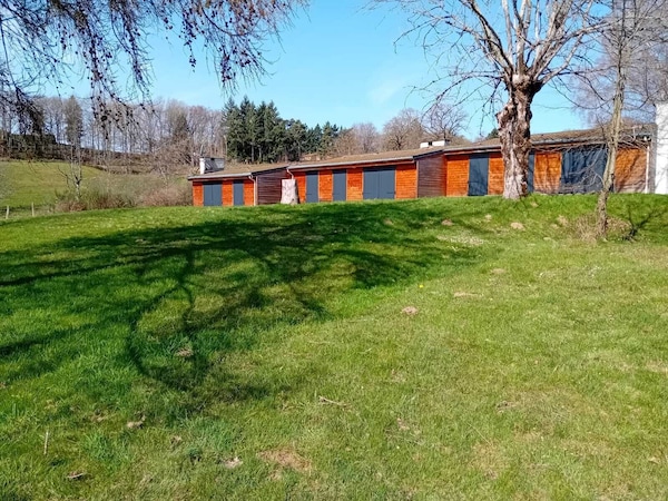 Maison De Vacances 'Joli Gîte Rouge Au Bord Du Lac' Avec Terrasse Commune, Jardin Commun Et Wi-fi - Thiers