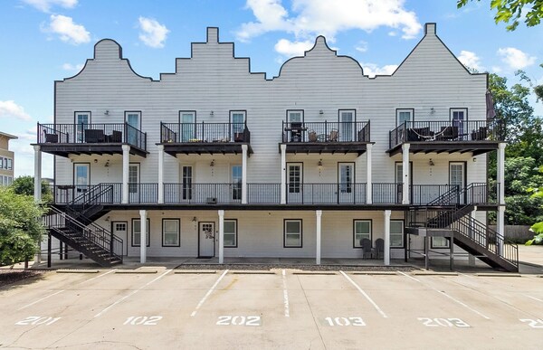 Game Day Chalet Condo Walkable To Stadium - Tuscaloosa, AL