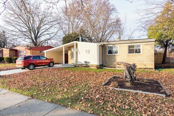 Cozy 3-bedroom House Centrally Located In Charming Oak Park. Book Now - Southfield