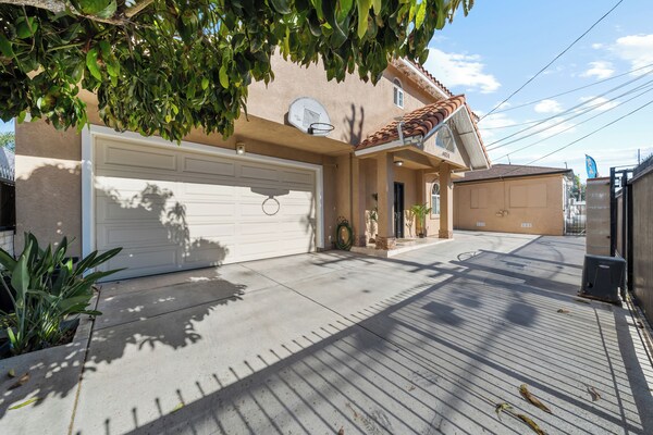 Spacious 4-br House, Garage, Gated Yard, King Bed - San Diego, CA