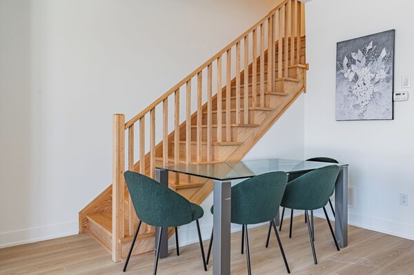 Parking! 4br Town, Costco, Durham College, Oshawa - Oshawa