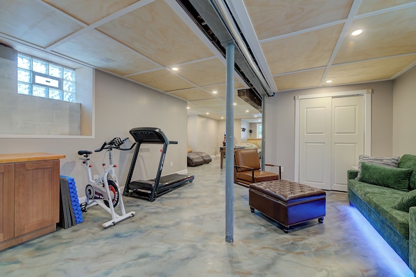 Brewers Hill Sleeps 16 Hot Tub Arcade Theater 4 Bathrooms Near Fiserv & Brady - Milwaukee, WI