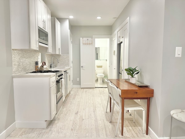 Chic Clean Renovated 1-bedroom Home With Fast Wifi, Laundry Room In Nyc - Manhattan, NY