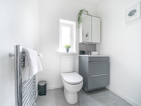 Pass The Keys | Bright & Airy 2 Br Home | Lots - Belfast