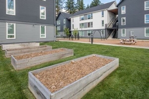 Charming 1-bedroom Apartment In Portland Is Very Centric Close From Everything. - Gresham, OR