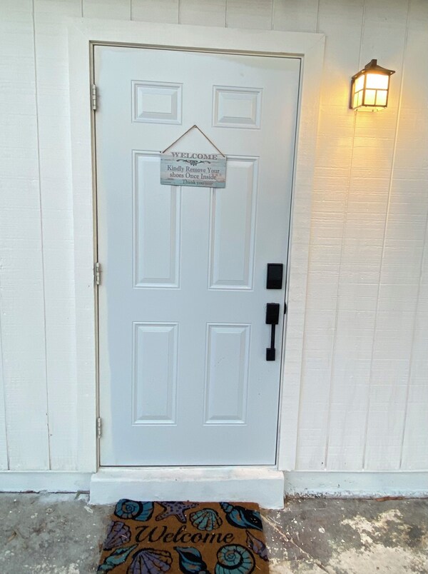 The Emerald Oasis- 1 Bedroom Detached Cottage With Wifi And Ac- West Palm Beach - West Palm Beach, FL