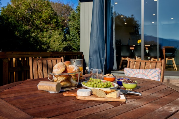 Modern | Mountain Views | Sunny - Kaikoura