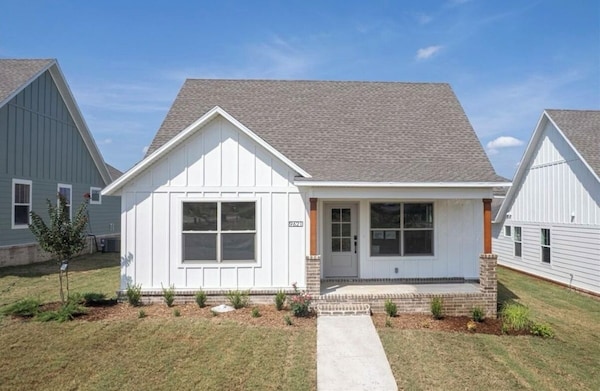 The White Lotus - Walking Distance To Ache Or Arcbest - Fort Smith, AR