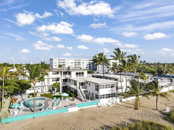 Steps To The Sand! Coastal Condo With Heated Pool Access - Lauderdale-by-the-Sea, FL