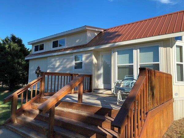 Charming 2-bedroom Cottage Located On Wedding Venue Property In Palestine, Tx - Palestine, TX