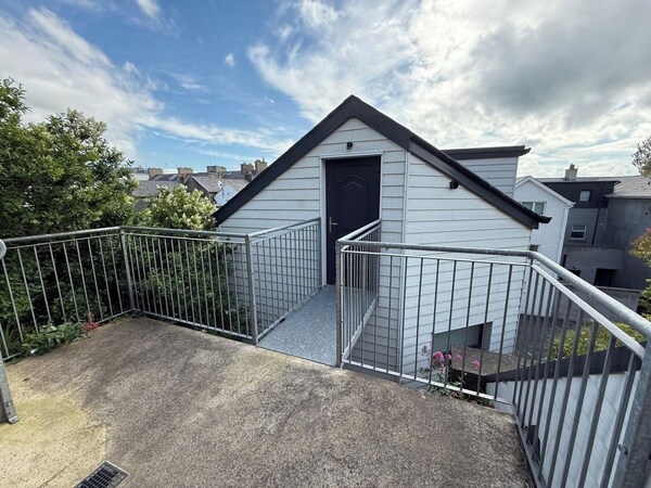Modern Split-level 2-bed Apartment With Balcony - Ulster University