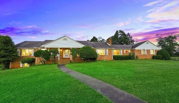 Private 6br Retreat | Pool, Grill, Nature - Warrenton, VA
