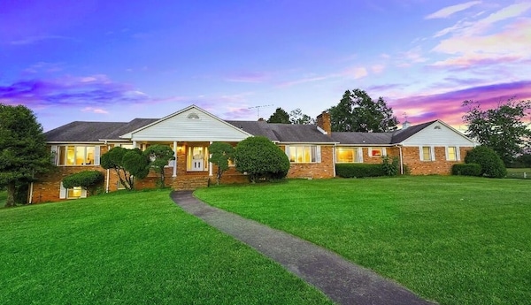 Private 6br Retreat | Pool, Grill, Nature - Warrenton, VA