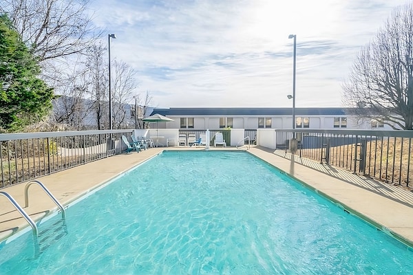 2 Convenient Units! Free Parking, Pets Allowed! Near Raccoon Mountains Caverns - Lookout Mountain, TN