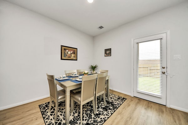 Stylish 3 Bedroom Oasis Near Katy Mills - Katy, TX