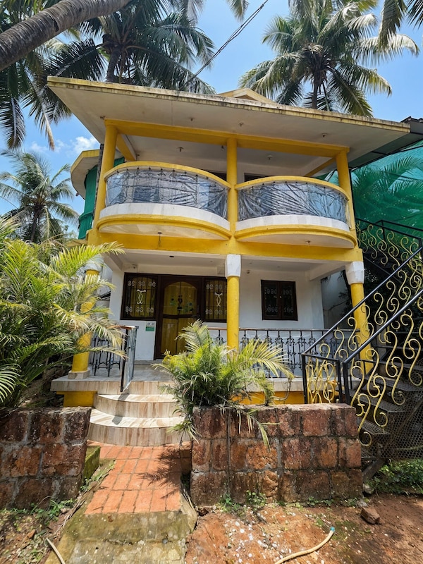 Yellow Haven 4br Villa In Goa By Homeyhuts - Anjuna