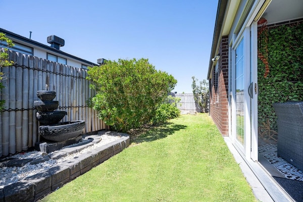 Modern Family Friendly Retreat Home With Sunroom - Cranbourne