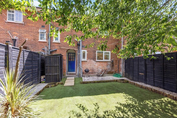 Fabulous And Spacious 3-bedroom Apartment With Cozy Garden - Surbiton