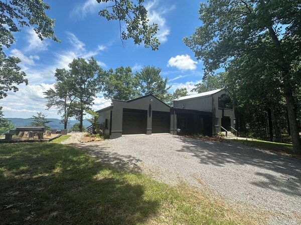 Modern Black House Perched On Lookout Mountain With Sweeping Valley And Sunset Views. Enjoy A Large Deck, Private Hot Tub, And Total Relaxation In A Stylish Mountain Getaway. - Mentone, AL