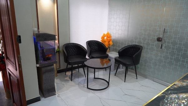 Luxurious 18-bedroom Hotel With Wifi, Ac In F-8/4 Near Centaurus Mall Islamabad - Islamabad