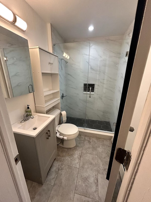 Enjoy A Cozy Apartment Just 20 Minutes From Manhattan. - Queens, NY