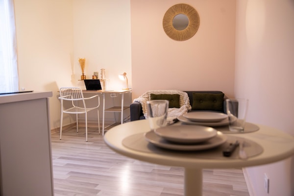 Right In The Town Center, But Very Quiet, Renovated T2 Ideal For Enjoying On Foot - Clermont-Ferrand