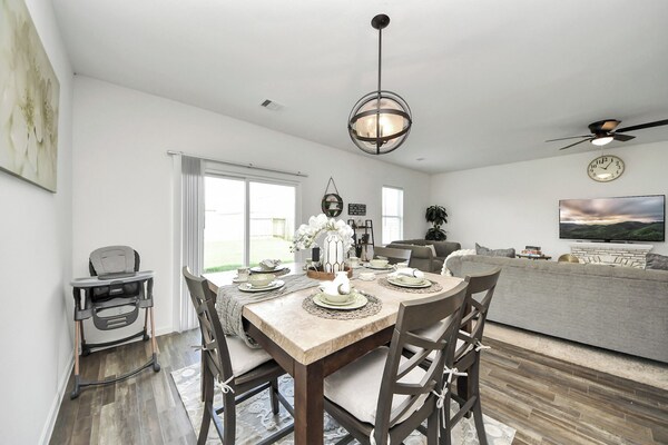 Family-friendly 4-bedroom Oasis With Fully Equipped Kitchen & Relaxing Vibes - Katy, TX