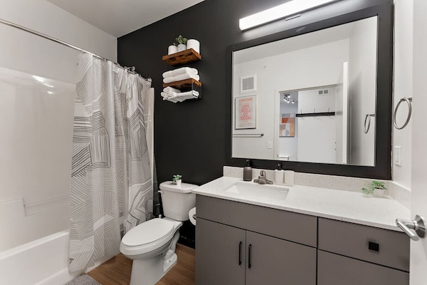 1br W/ Parking & Gym Access, Eat Street, Us Bank - Eden Prairie, MN