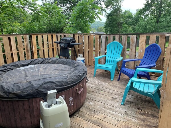 Rustic Family Cabin  Kayaks  Hot Tub Colleges 2-bedroom Cabin Harveys Lake  Ac - Pocono Mountains, PA