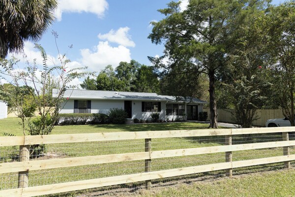 Enjoy This Stylish Equestrian Retreat, Located Less Than Five Minutes From Wec. - Ocala, FL