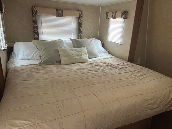 Kingsport. 2-bedroom Rv In Mears. King Size Bed, Ac & 2 Mile From Lake Michigan. - Mears, MI