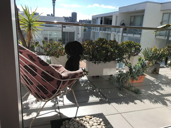 Warm, Spacious And Secure Apartment In Great Location.  Just Move In! - Auckland