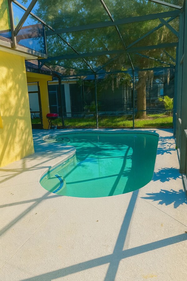 Spacious Orlando Poolside Getaway 4br Retreat W/ Suites Near Disney And Legoland - Davenport, FL