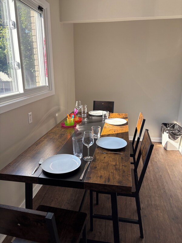This Newly Renovated Home Is Available On July 15. - 濱湖尼亞加拉