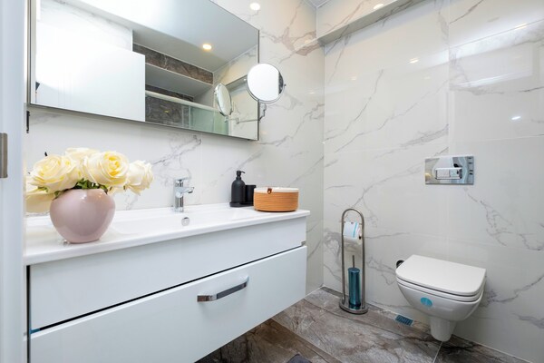 Bosphorus View With Two Bedrooms, Elevator And Central Location - Istanbul