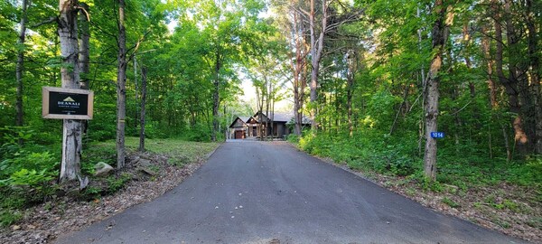 Luxury 5 Acre Cottage - Huntsville