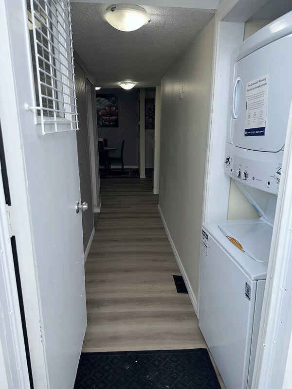 Cozy Two Bedroom Joyful Home Regina. Family Friendly! - Saskatchewan